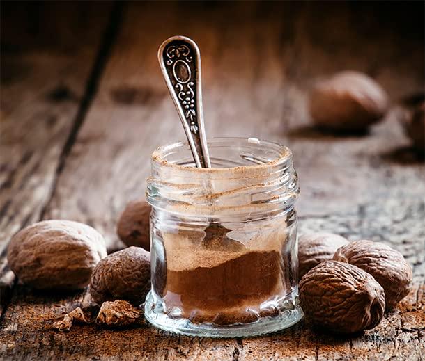 Whole Nutmeg Shaker Jar for Holiday Recipes - Ideal for Eggnog, Baked ...